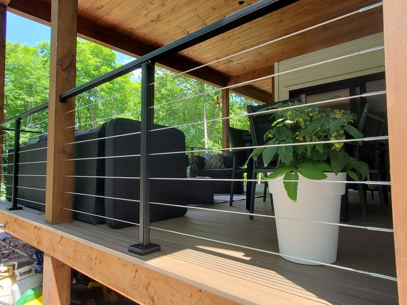 Projet de garde-corps en câble avec poteaux en métal noirs à Sherbrook ...